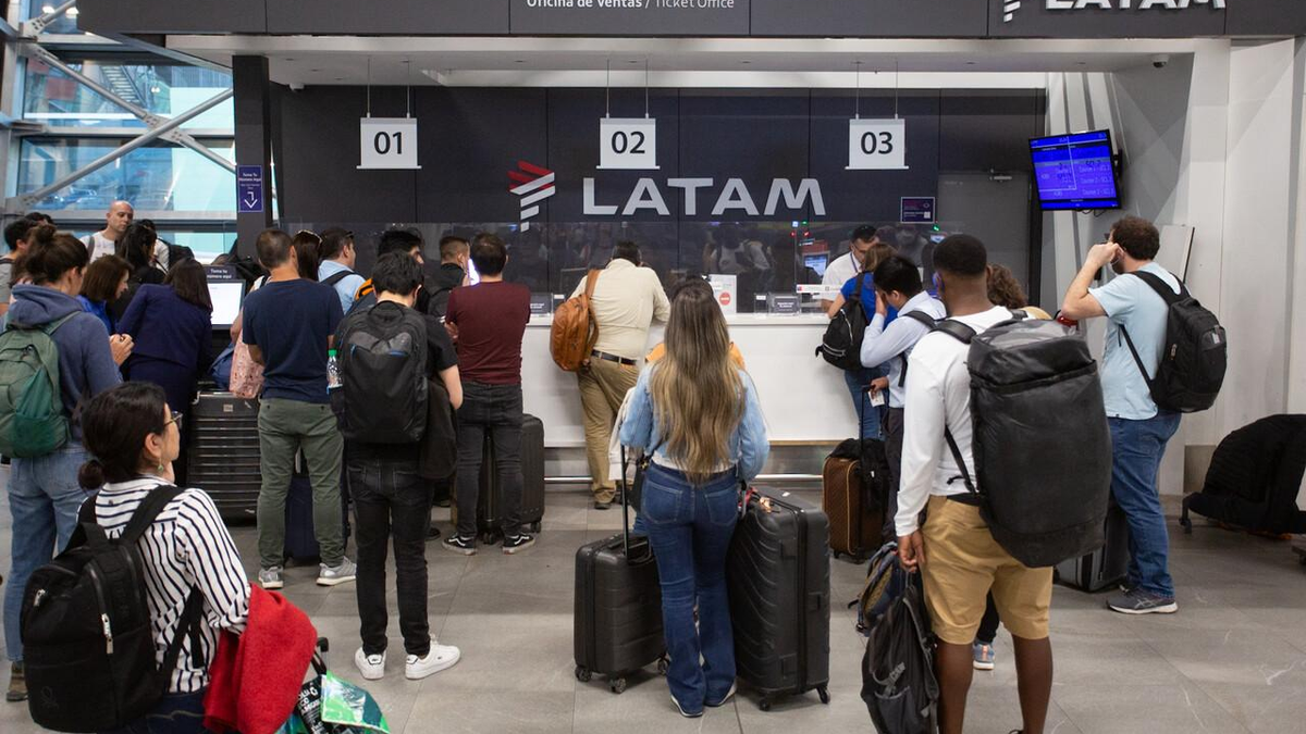 Latam: llaman a cobrar tasas de embarque por vuelos no realizados