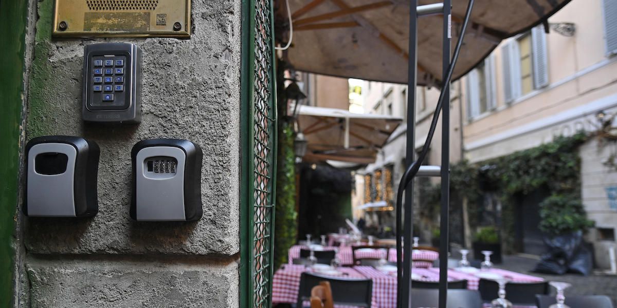 Roma elimina las cajas de llaves de los pisos turísticos