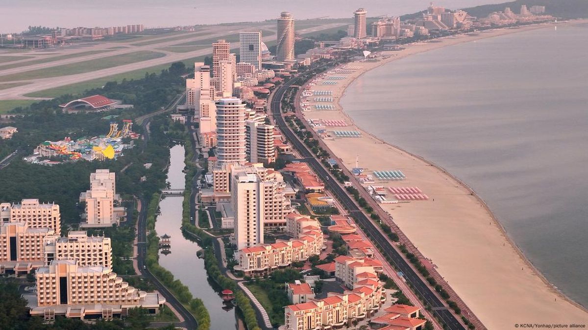 Foot por following exchanging pleasantries, each of the